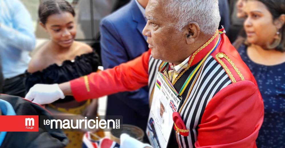 Dans le métro : Goorooduth Chuttoo distribue des pièces de monnaie à l ...