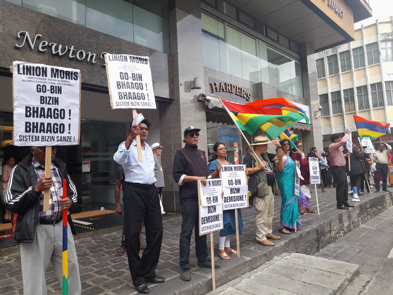 Devant la Newton Tower hier : la démission de Gobin réclamée par Linion ...