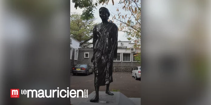 Au Jardin de la Compagnie : La relocalisation de la statue d’Anjalay ...